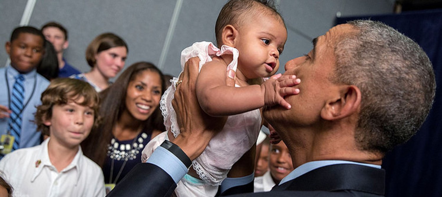 13 Photos Showing Obama Hanging Out With Kids All Over the World