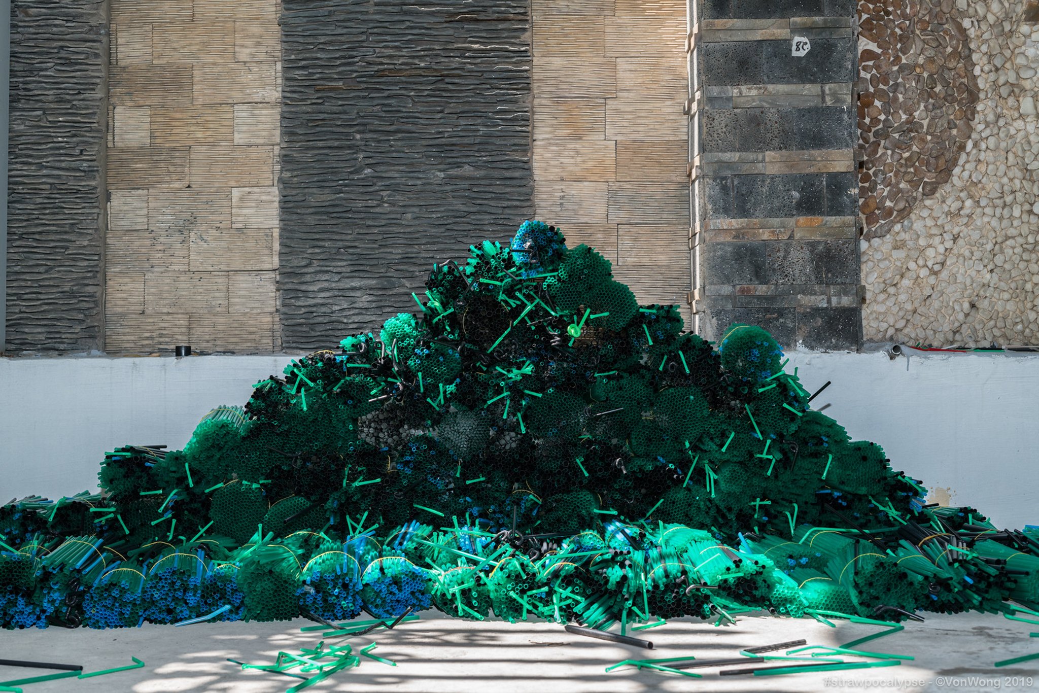 This Artist Turned Thousands of Plastic Straws Into Stunning Ocean Waves