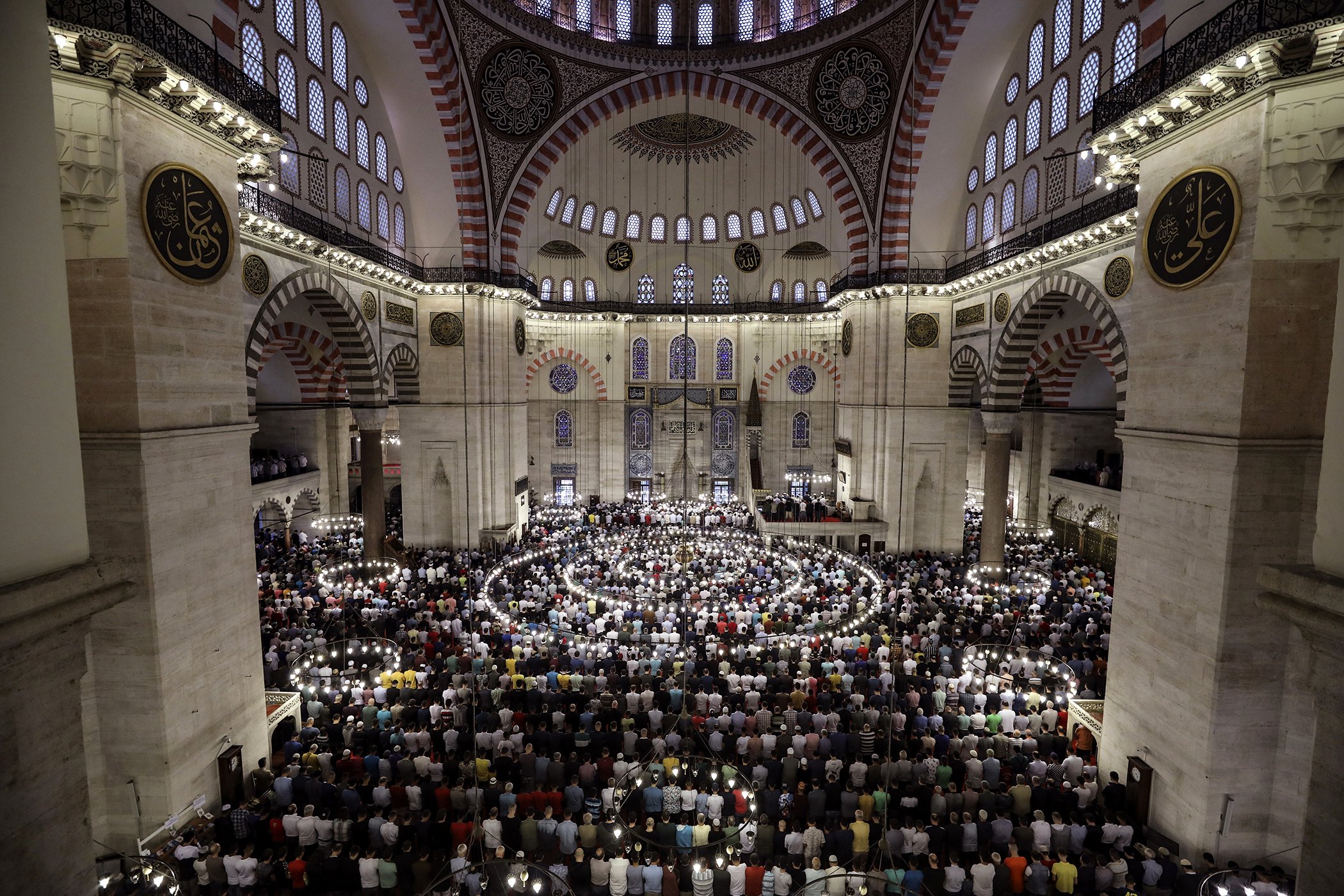 12 Photos of Remembrance and Celebration Around the World This Week