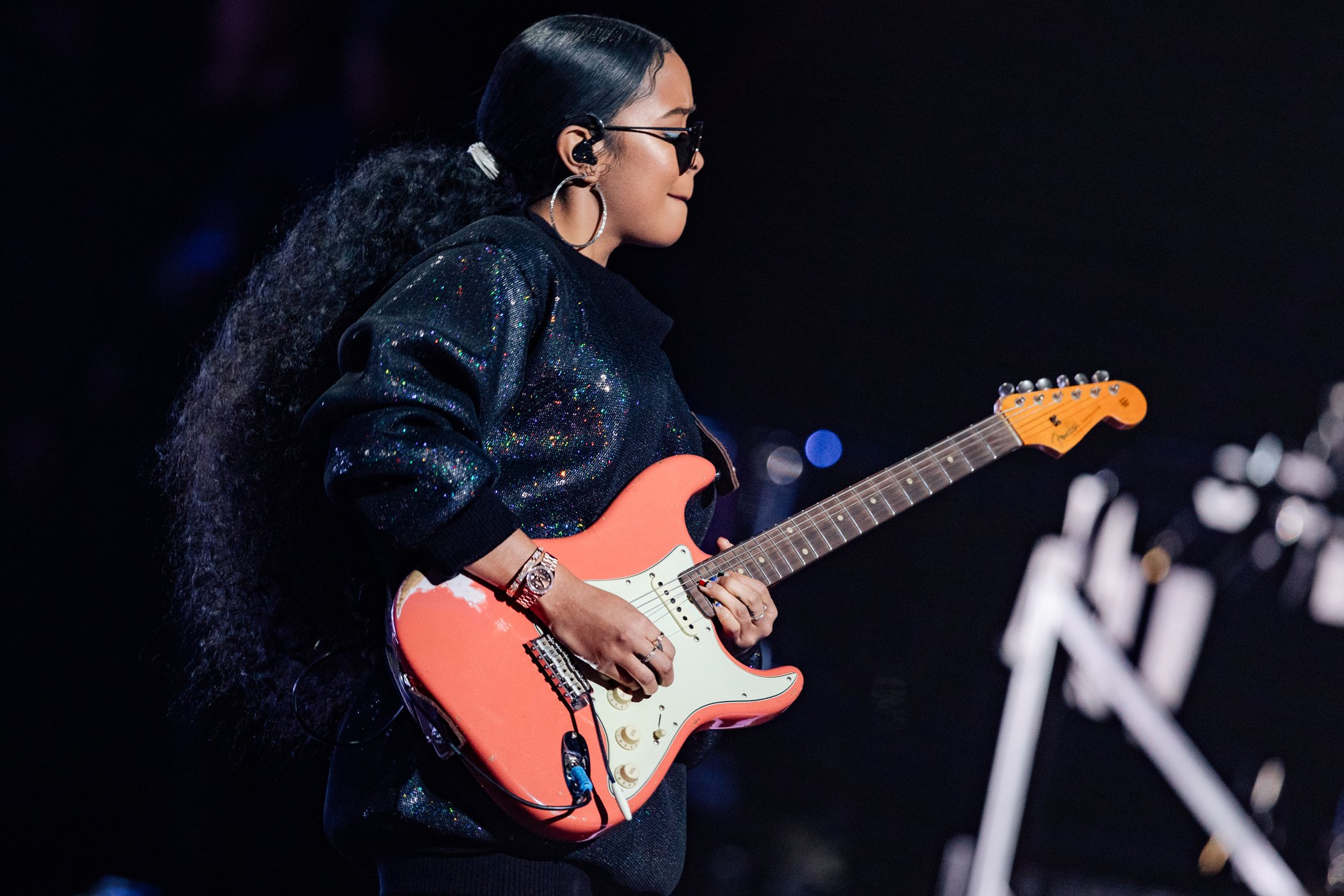 H.E.R. Brings Her Message of Strength and Power to the Global Citizen ...