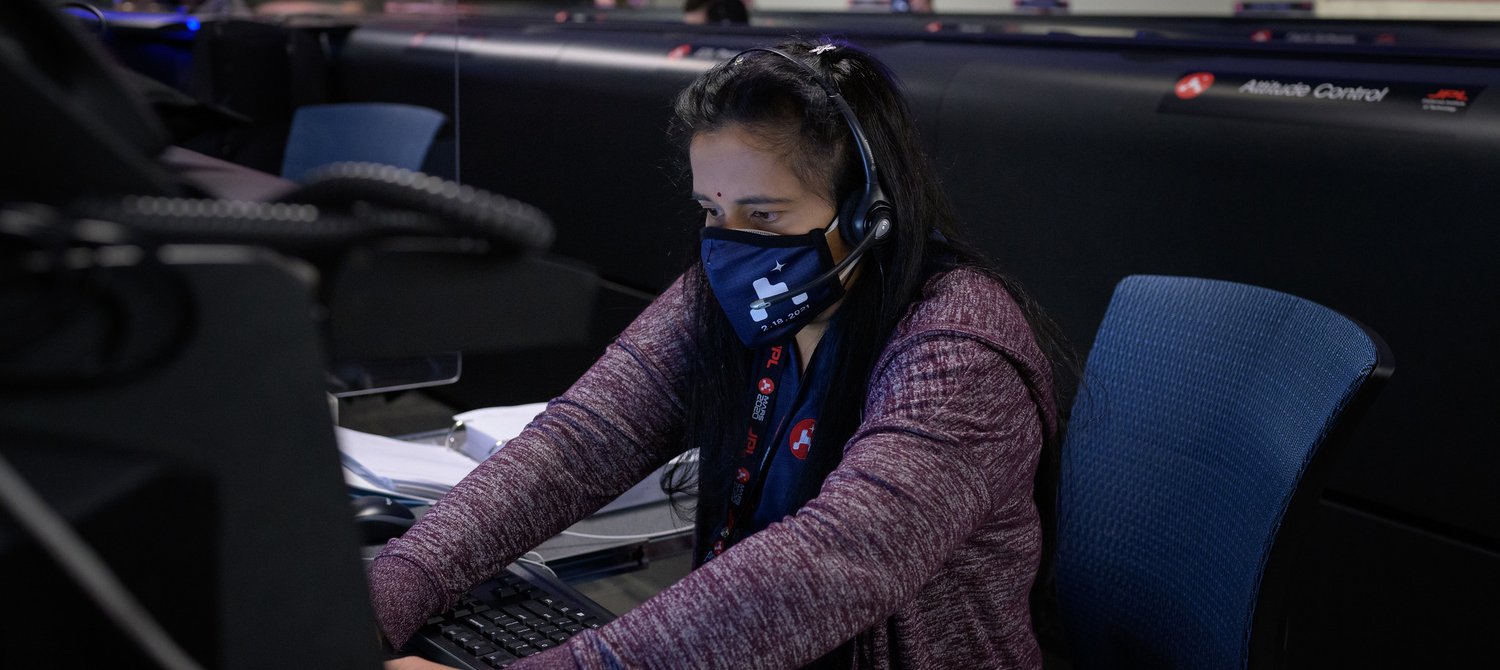NASA's Female Space Engineers Tell Girls to ‘Reach for the Stars’ After ...